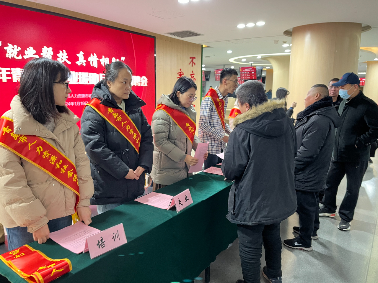 青岛开展就业援助月活动，面向就业重点群体“送岗位、送政策、送服务、送温暖” - 时政 - 中工网