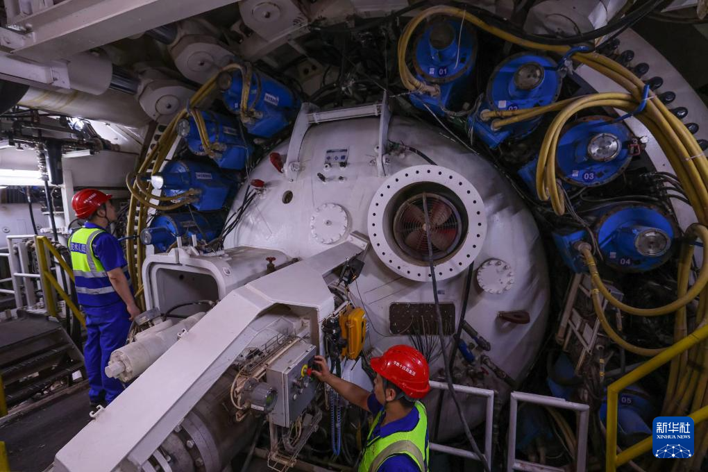 广州超大直径盾构机“双龙出洞” - 首页幻灯片 - 中工网